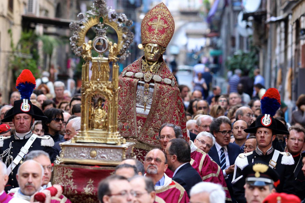 La processione di San Gennaro: ad attendere il nuovo miracolo anche il ... La processione di San Gennaro: ad attendere il nuovo miracolo anche il ...
