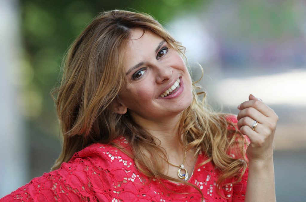 La stupenda Debora Caprioglio protagonista al Teatro Summarte con ...